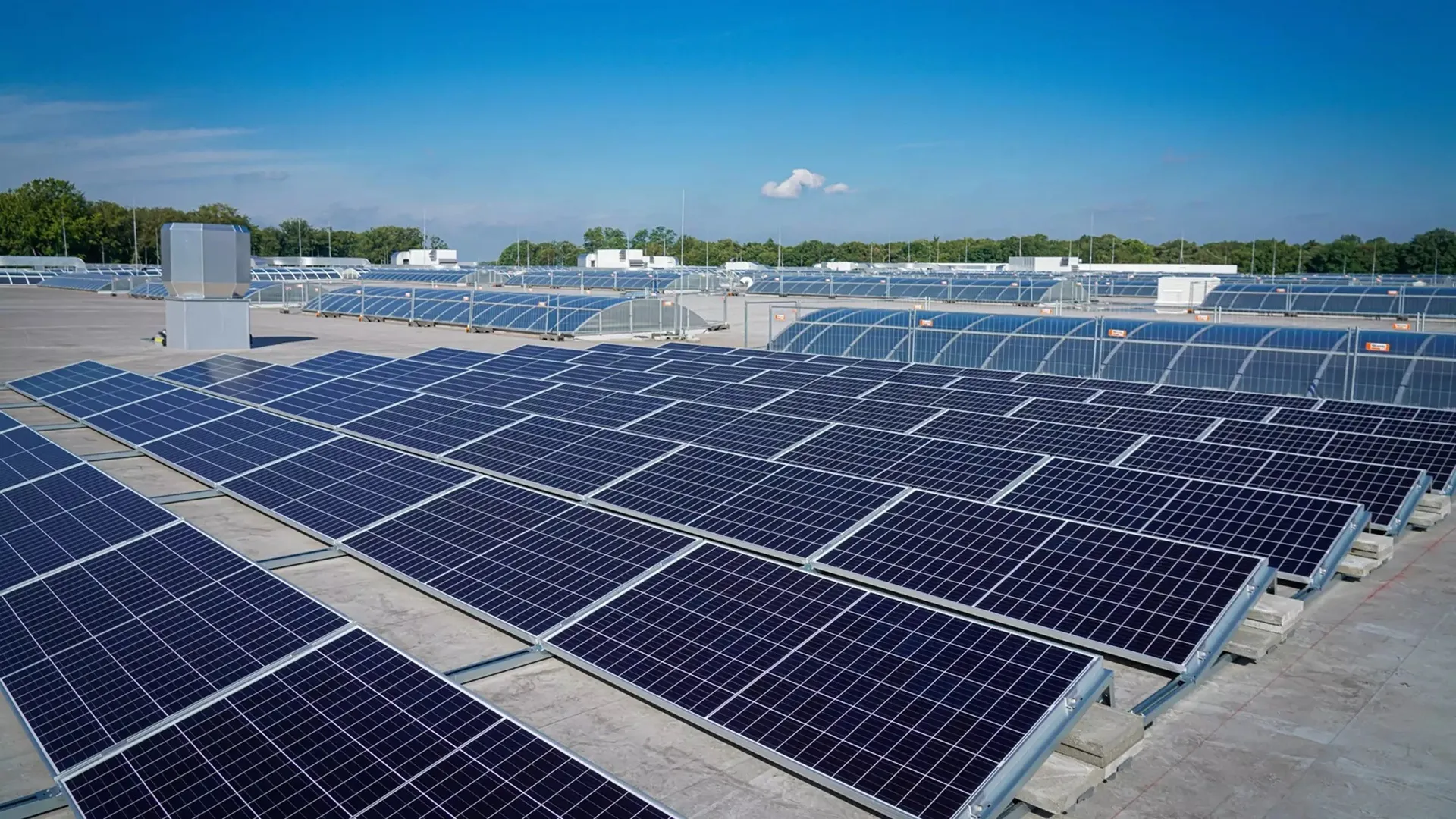 Solar Magazine - Equans installeert 3.896 zonnepanelen op Brightlands ...