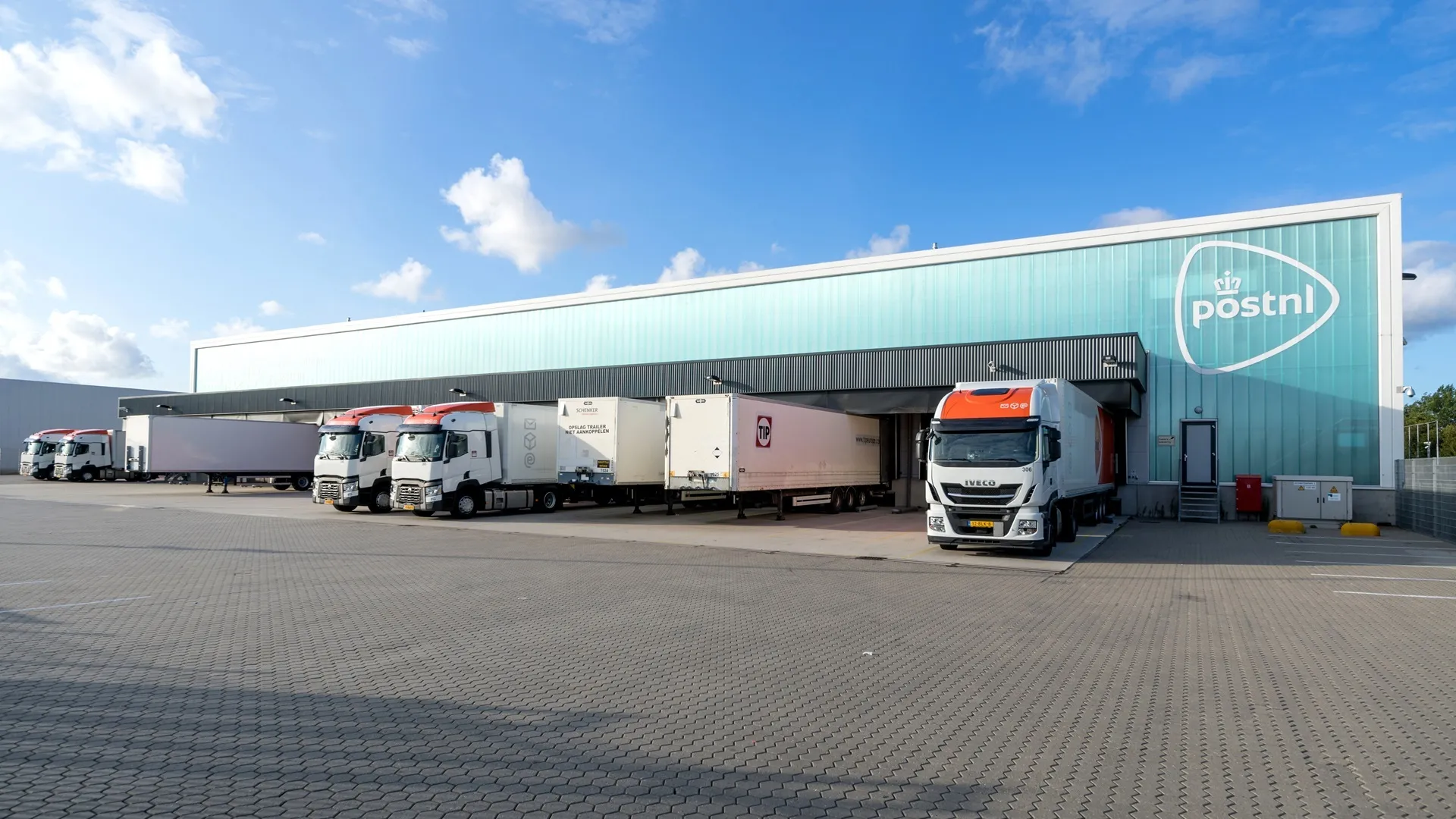 Solar Magazine - iwell installeert batterijen bij sorteercentra PostNL