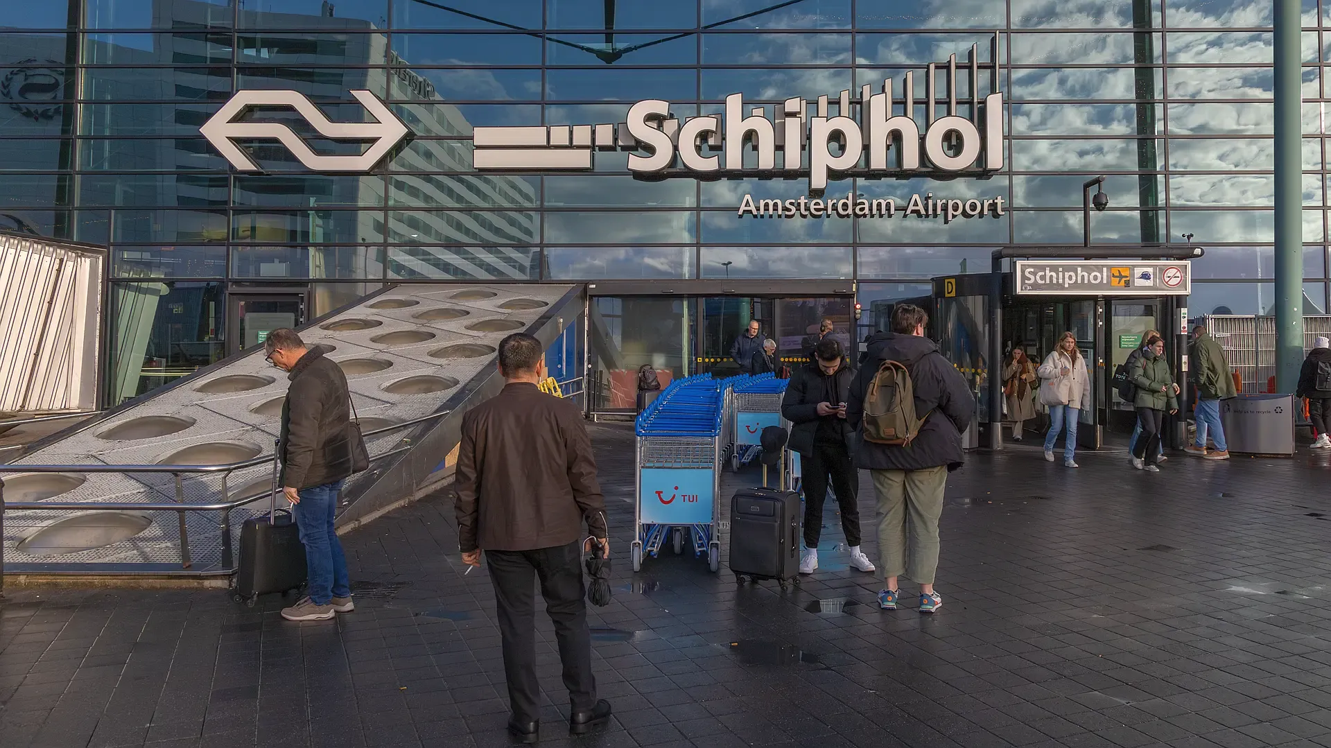 Solar Magazine - DGEC wil zonnepanelen bij Schiphol niet verwijderen, spray biedt mogelijke ...
